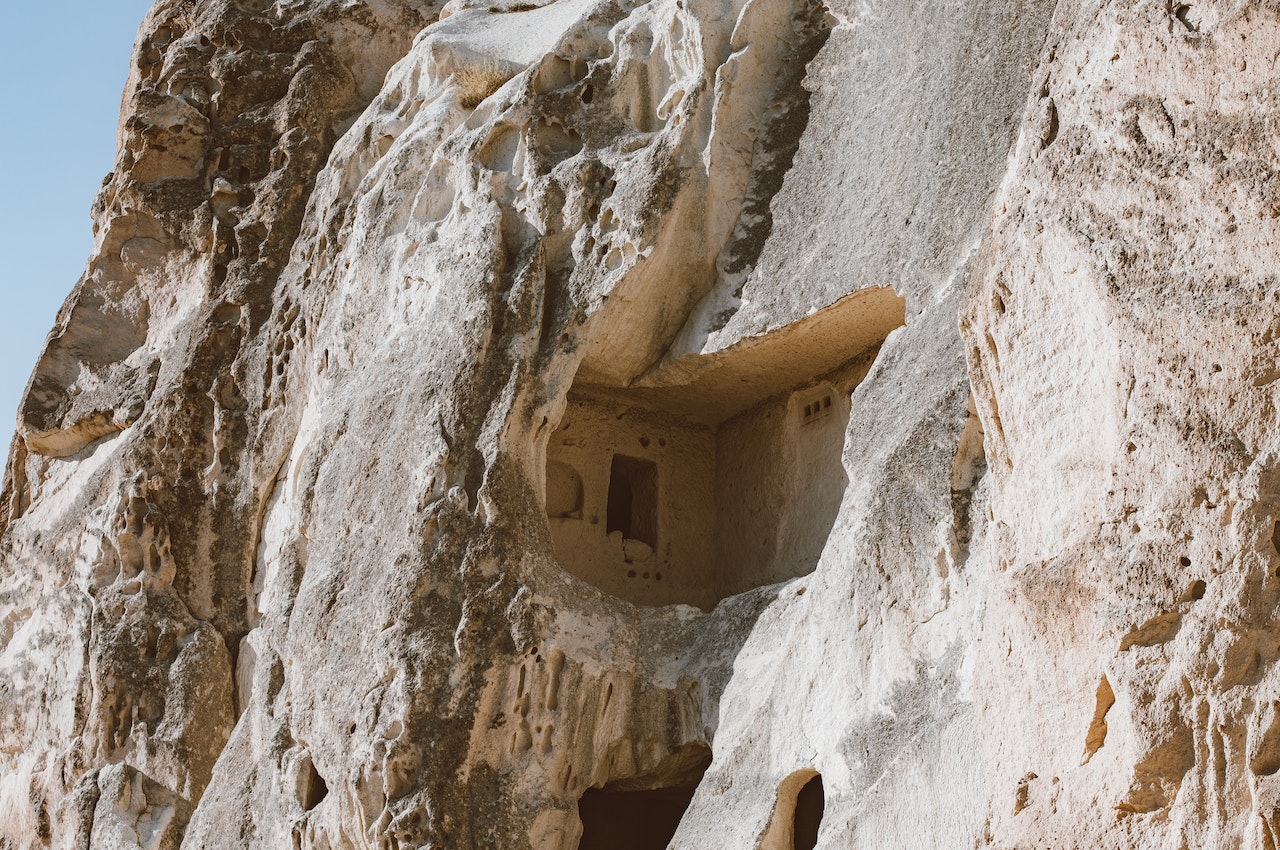 Les maisons troglodytes de France.